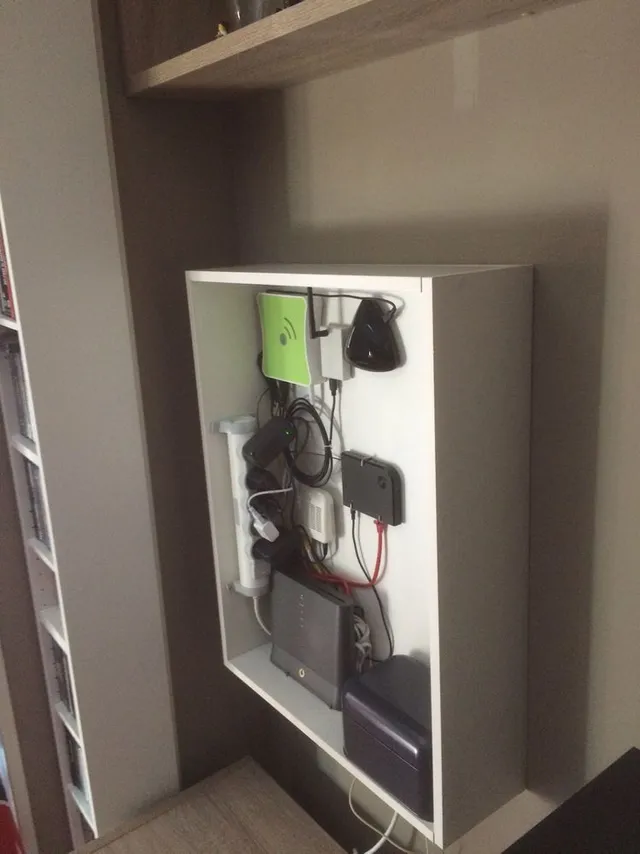 DIY: cuadro para ocultar router, alarma y domótica | Comunidad de ...
