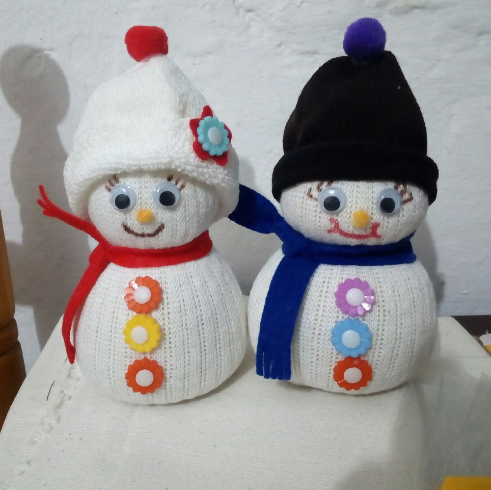 DIY de muñecos de nieve con calcetines y fieltro de colores | Comunidad ...