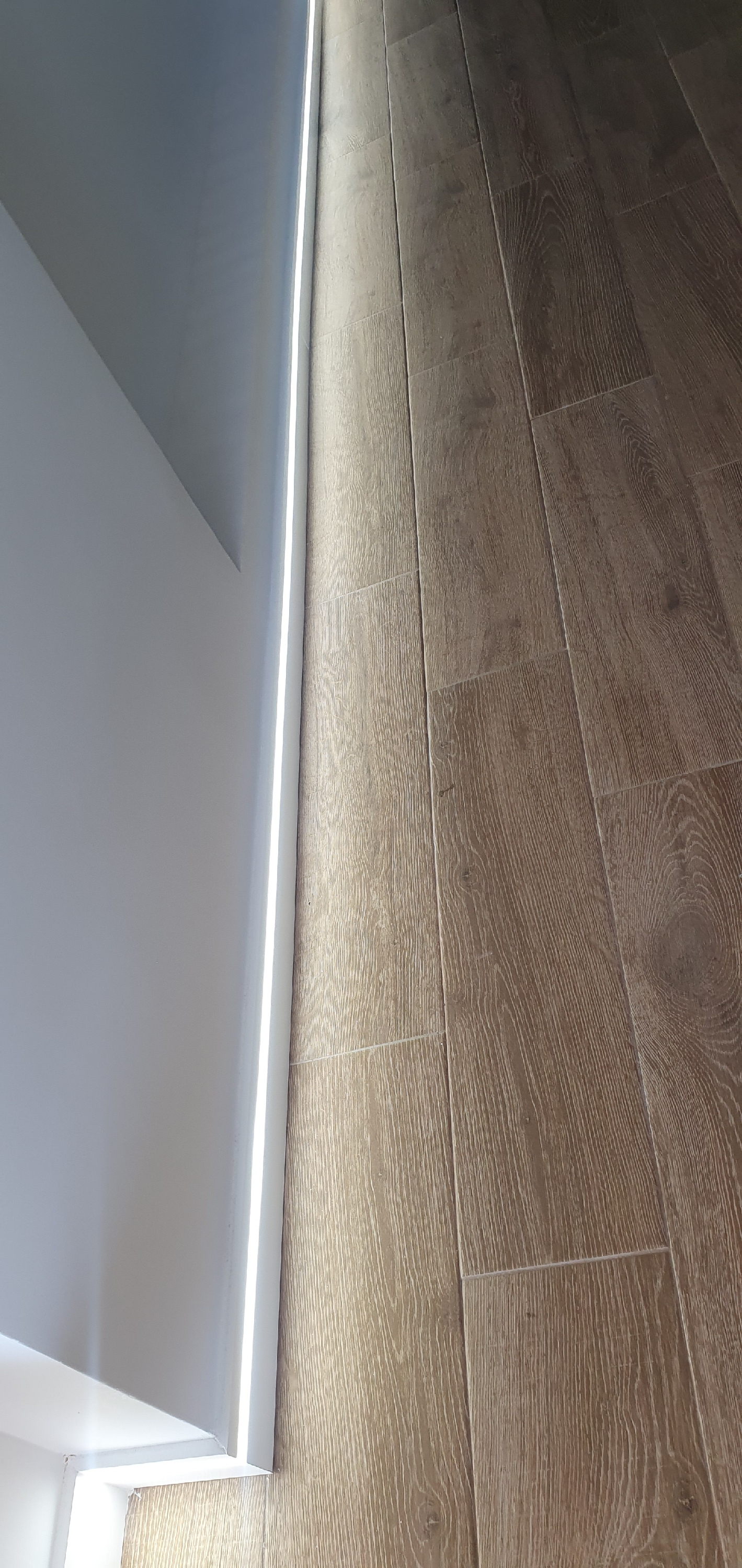 Pasillo con rodapie led y suelo porcelanico efecto madera. | Comunidad ...