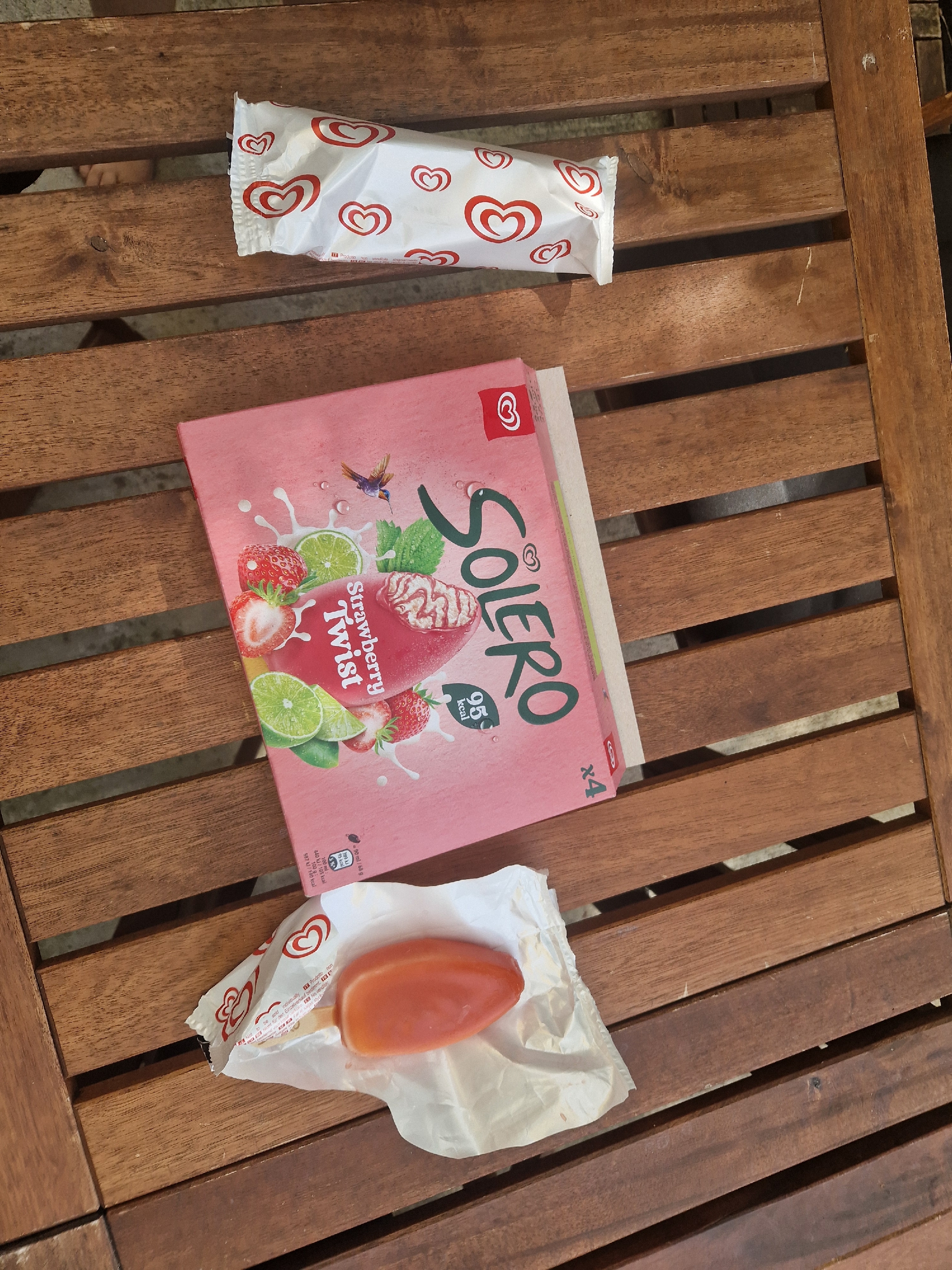 Moment de plaisir avec les glaces Solera Strawberry Twist | Communauté ...